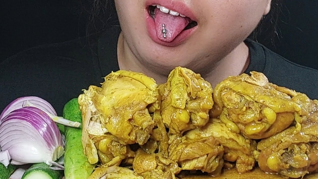 ASMR EATING||CHICKEN CURRY, CHILI, ONION - YouTube