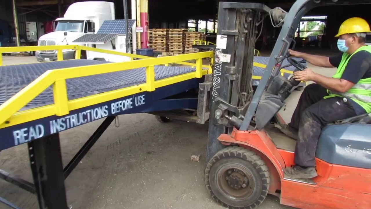 TBC-RAMPS (unloading your ramp with one forklift) - YouTube