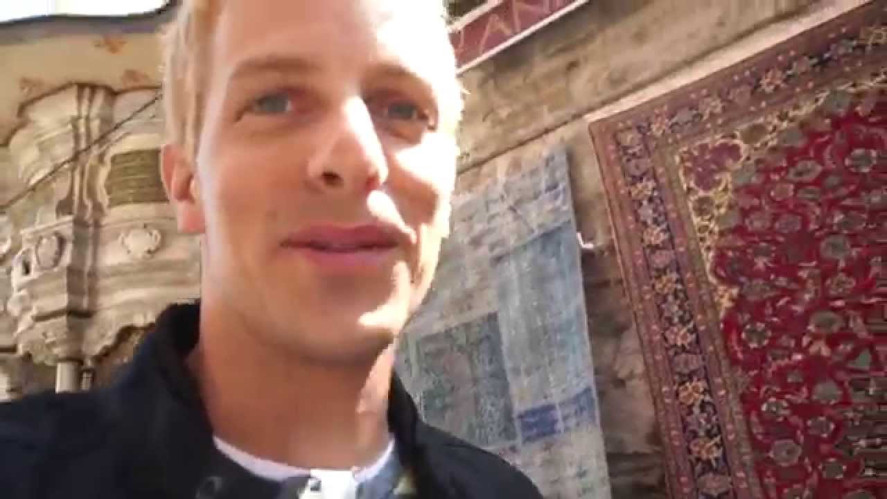 Man selling flying carpet in Istanbul - YouTube