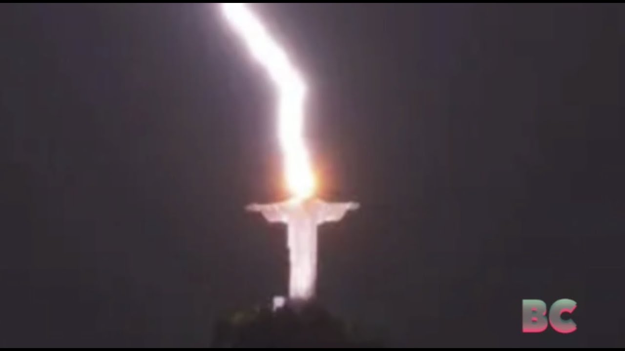 Lightning Strikes Christ The Redeemer Statue - YouTube