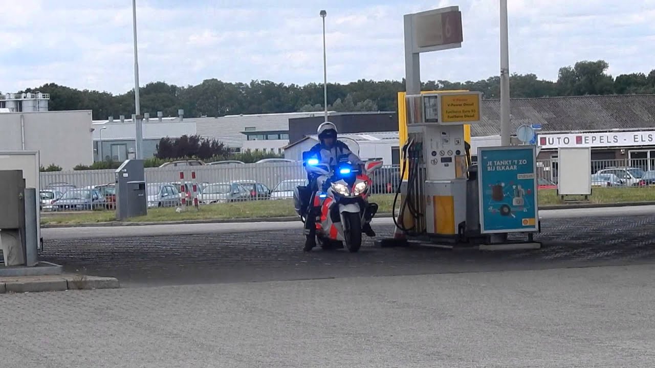 Showtje nieuwe KMar motor MɅɅ Yamaha FJR1300 bij Shell tankstation ...