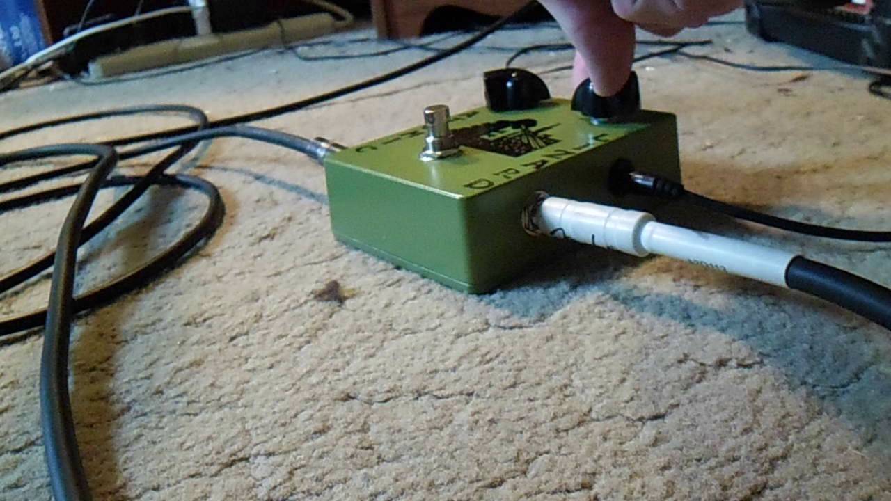 DenTone Atomic Lizard fuzz pedal demo - YouTube