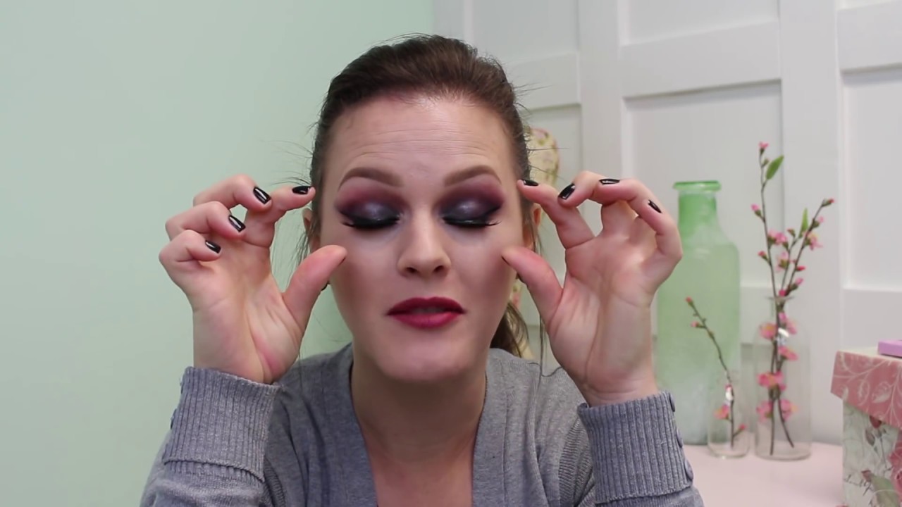 How to APPLY and REMOVE false lashes! - YouTube