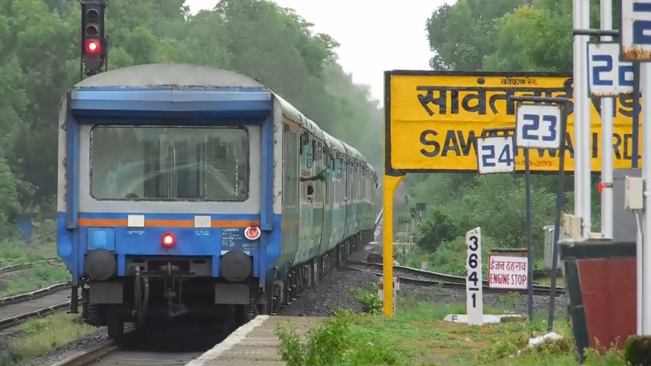 12051 GOA Jan Shatabdi Express Crossing Sawantwadi Railway Station ...