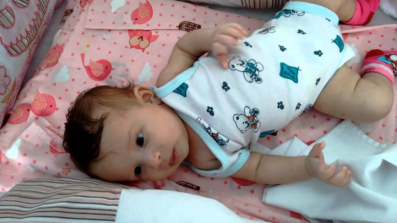 A bebê de apenas 1 mês conversando com à mãe - YouTube
