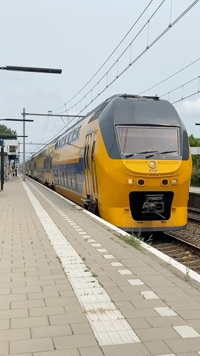 Virm vertrekt van station Alkmaar noord met een lichtshow toeter #music ...