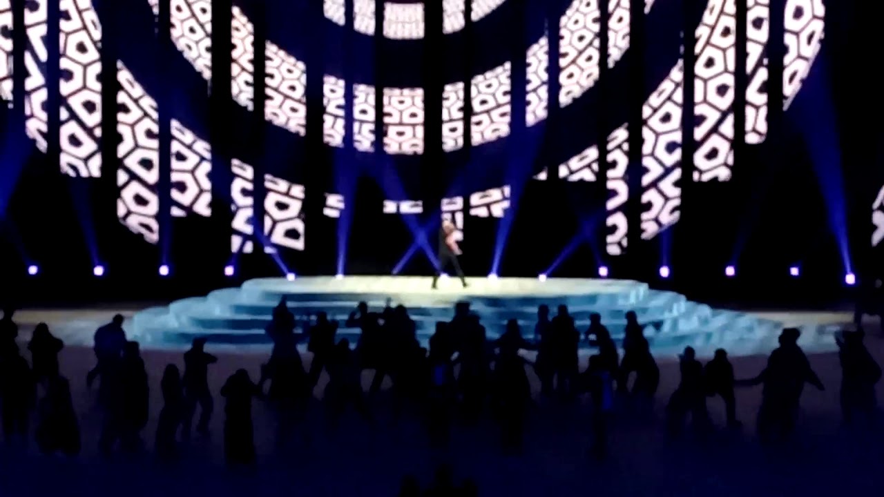 Apl.de.ap proudly shouts 'Filipino!' repeatedly in performing 'Bebot ...