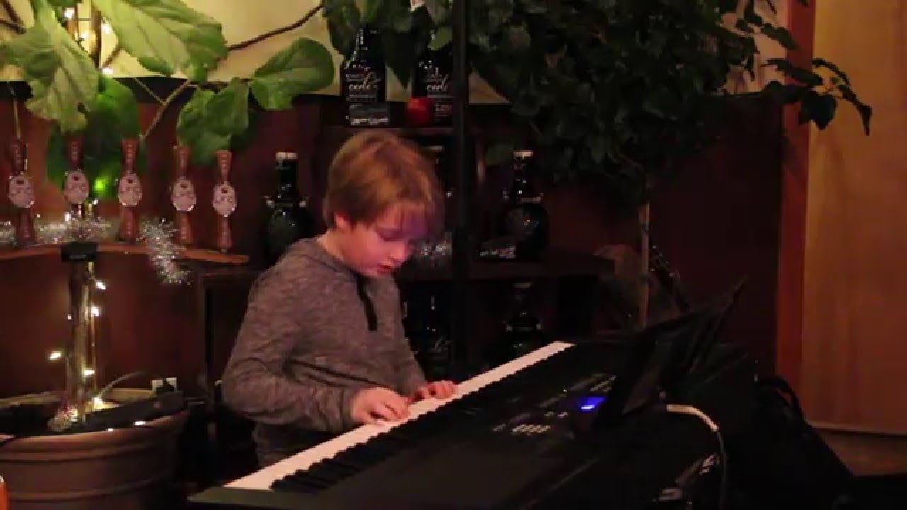 CHRISTMAS CANON & LINUS & LUCY Age 9 Seth Munro - YouTube
