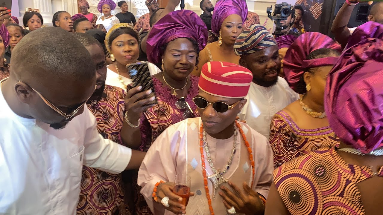 WIZKID HONORS HIS ELDER SISTER AT THEIR LATE MOTHER BURIAL CEREMONY ...