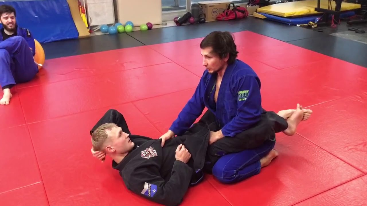 Opening the closed guard: standing arm and collar grip - YouTube