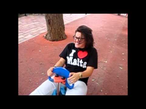 Alejandra en el balancín. (cámara lenta)
