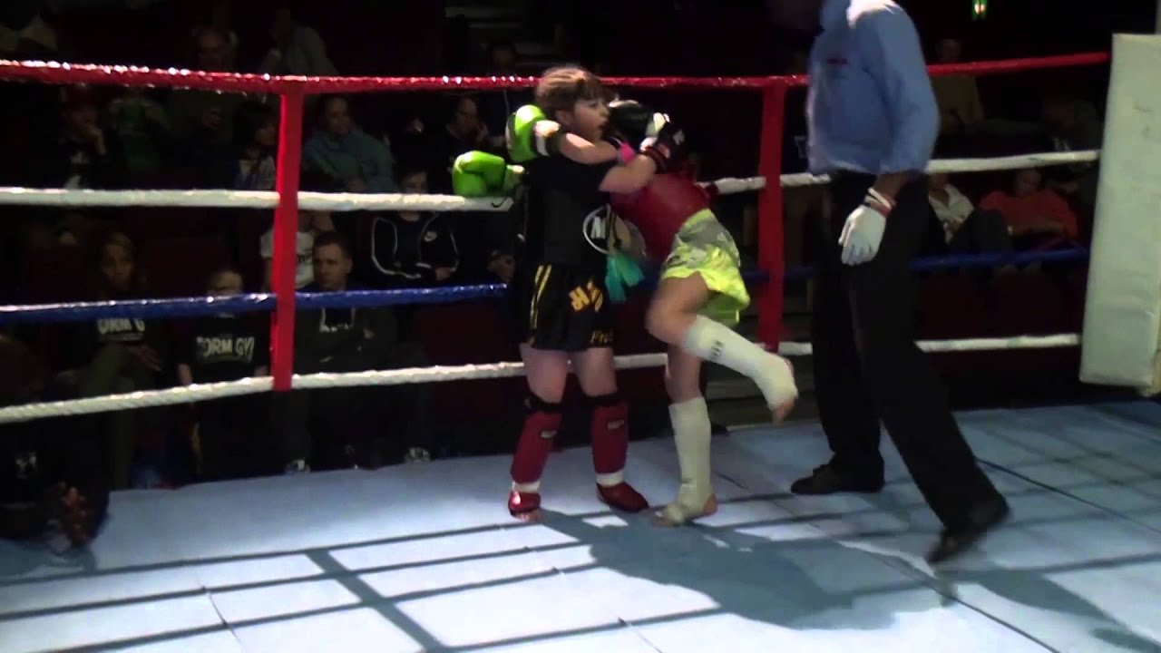 Megan Pearce Vs Alicia Walker - Muay Thai - Rising Champions 2 - YouTube