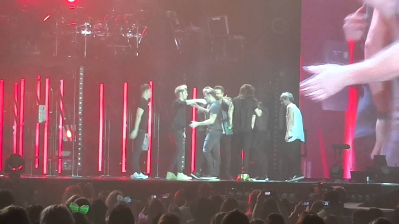 One Direction - Final (Hug boys) - Sheffield 31.10.15 - YouTube