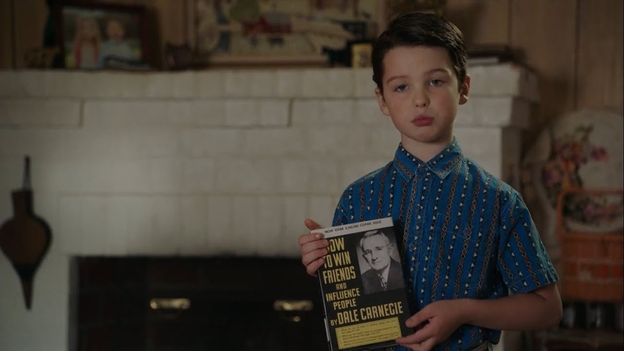 Sheldon lee libros de cómo hacer amigos || El Joven Sheldon | T1E2 ...