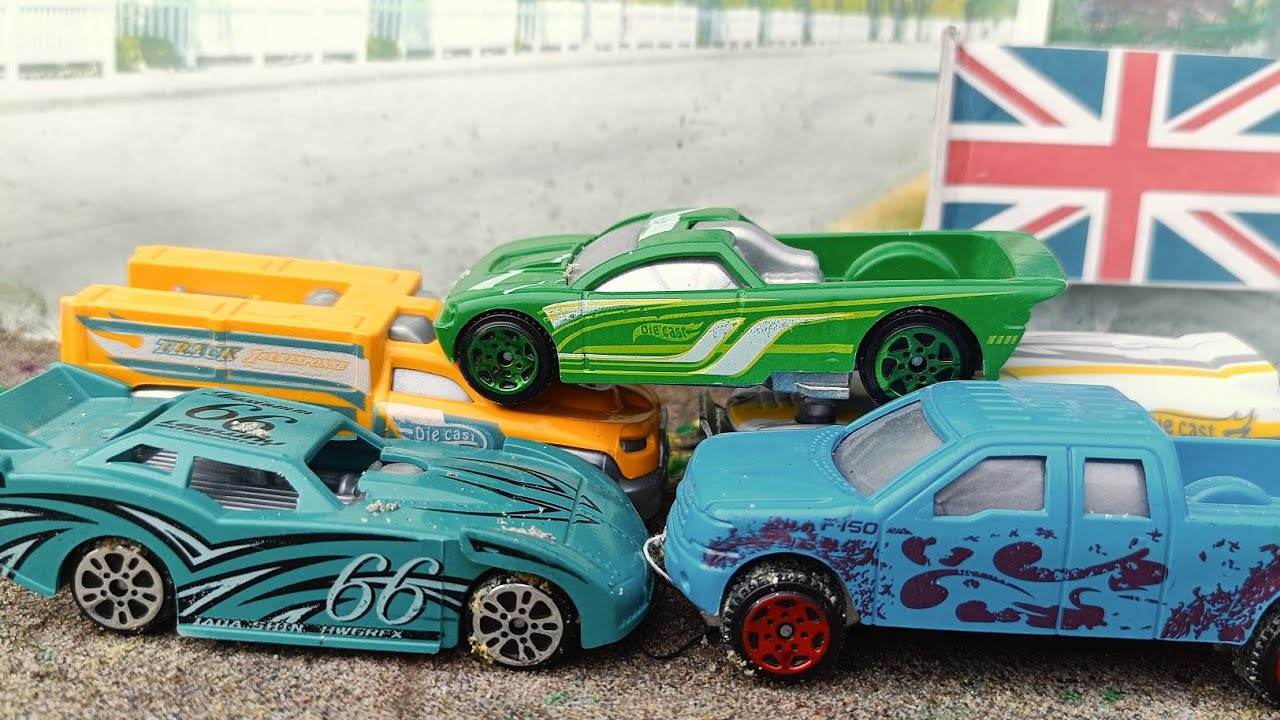 Building GIANT vs TINY Race Cars! - YouTube