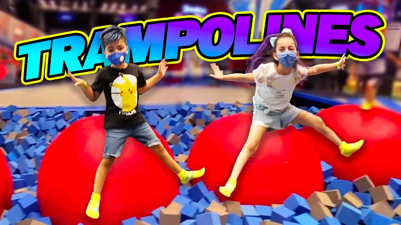 Retos EXTREMOS en Parque de Trampolines | Kids Angela Show - YouTube