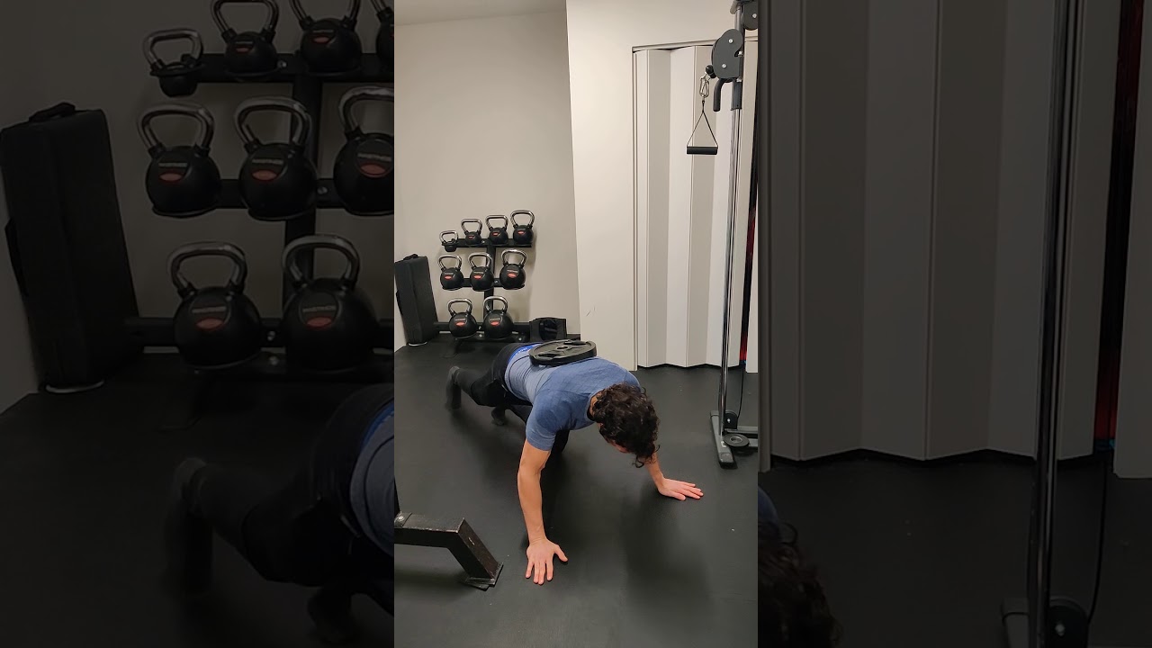 Push-up met extra gewicht uitleg - YouTube