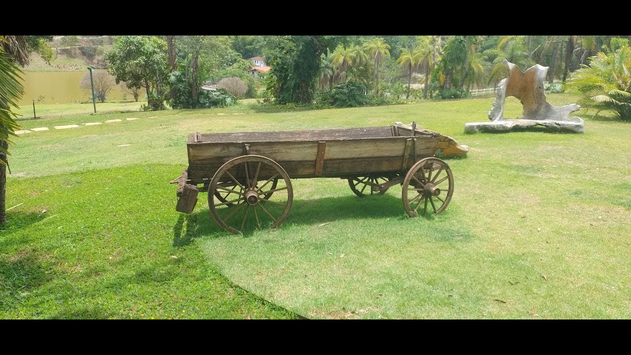 Antiga carroça feita de madeira maciça provavelmente do Século XIX ...