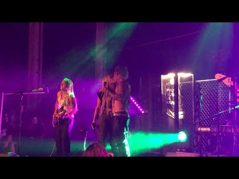 MOD SUN - "Flames" (Feat. Avril Lavigne) live in Minneapolis - YouTube