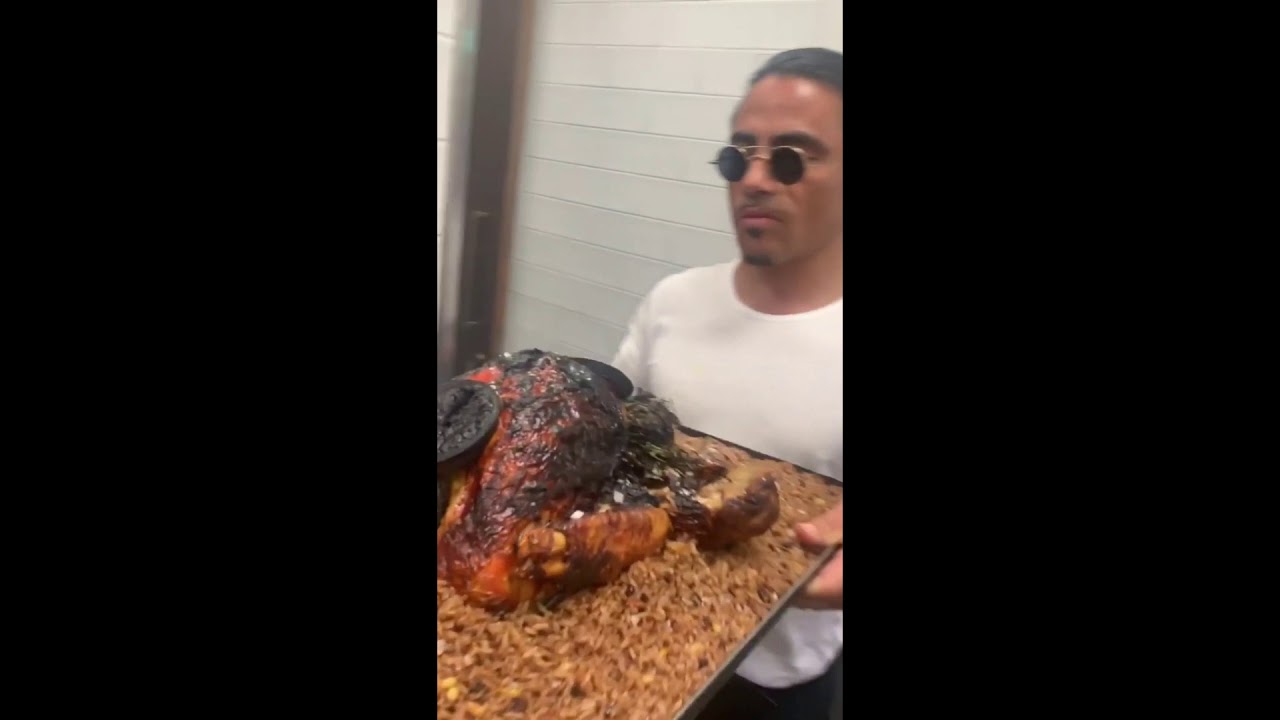 الشاف تركي نصرت يقدم طبق دجاج مشوي الي عماله Turkish chef Nusrat offers ...