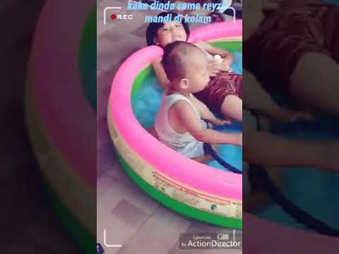 Kaka dinda dan adik reyza mandi kolam intex
