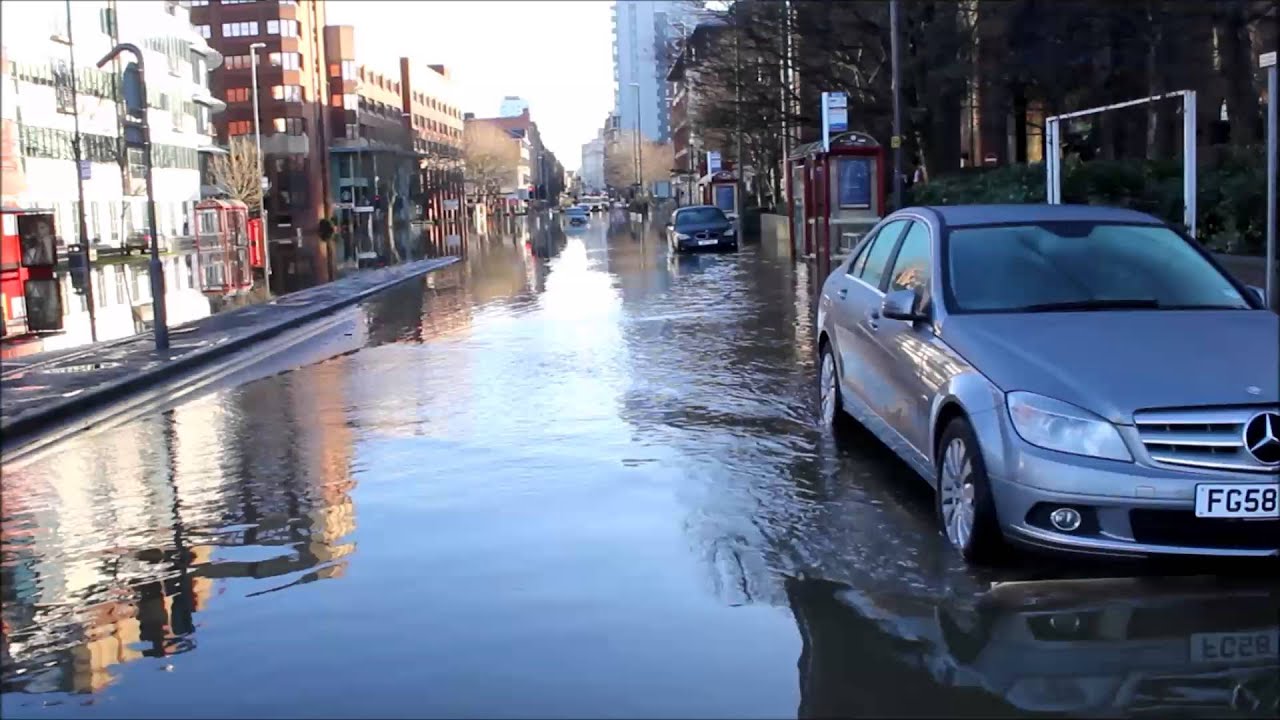 Leeds City Centre Floods 27th December 2015 - YouTube