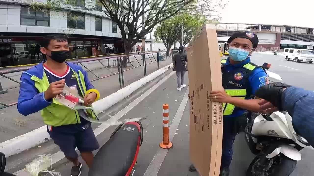 mmda at pulis binitbit yung gamit ng nahulinh rider - YouTube