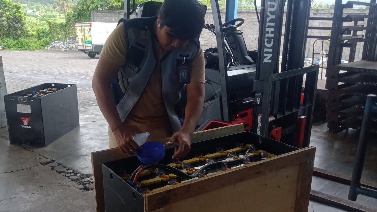 tutorial cara mengisikan air aki baterai forklift listrik - YouTube