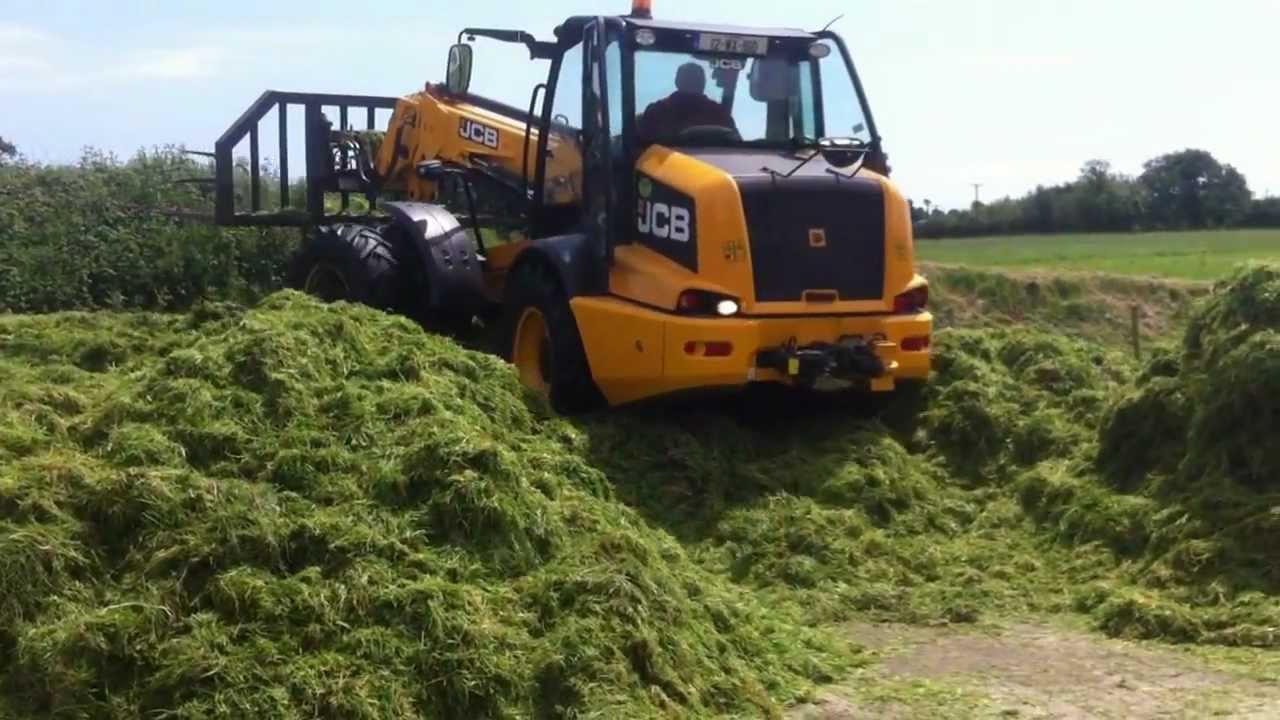 JCB 310S putting up wagon silage in Co. Wexford, Ireland - YouTube