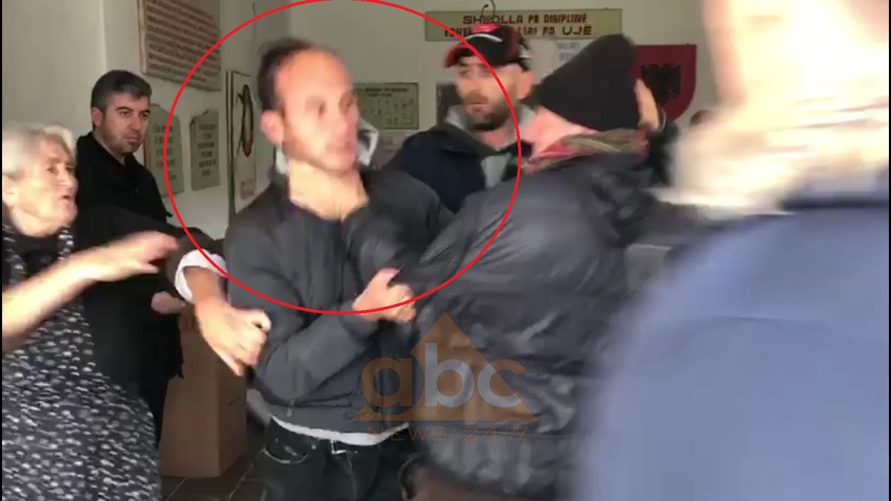 Ndarja e ndihmave/ Plas sherri me shkela dhe grushte ne Korce | ABC ...