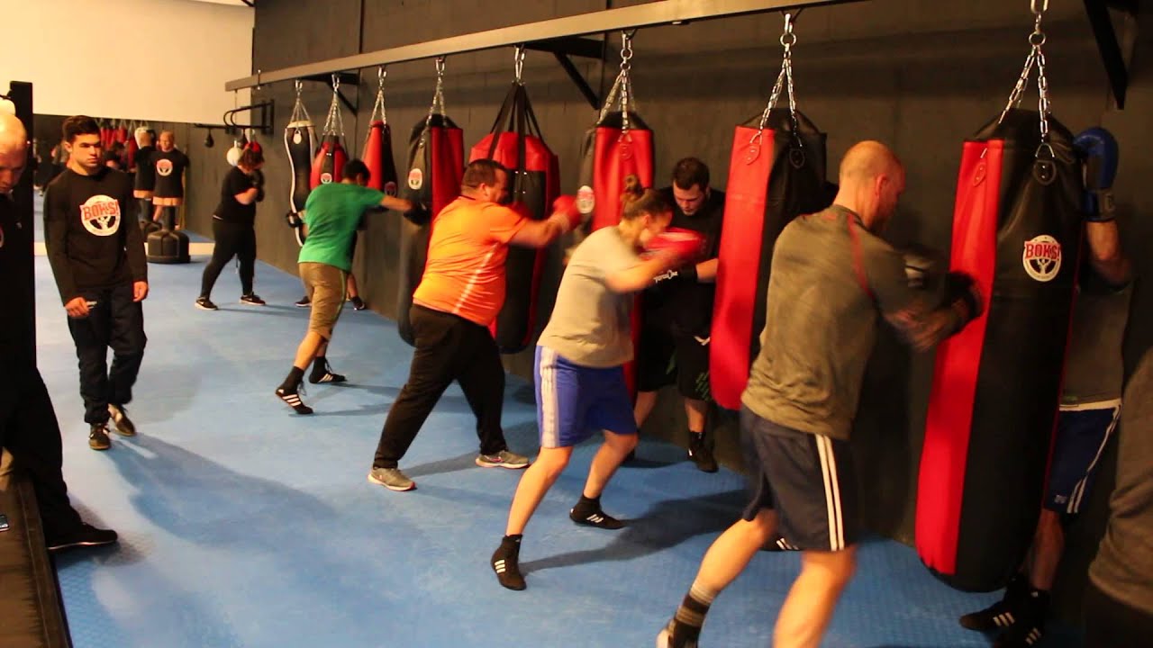 Training op de bokszak bij Boks! Zoetermeer - YouTube
