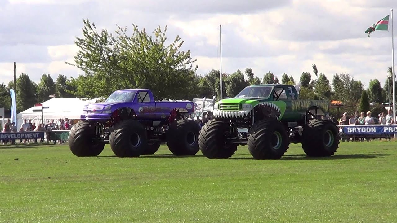 Monster Truck Drag Race Swamp thing vs Slingshot. Newark 2014. - YouTube
