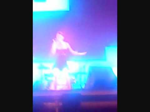 GENO MACHADO - ORGULLO 2011 EN MADRID CANCIÓN " YO VIVIRÉ " - YouTube