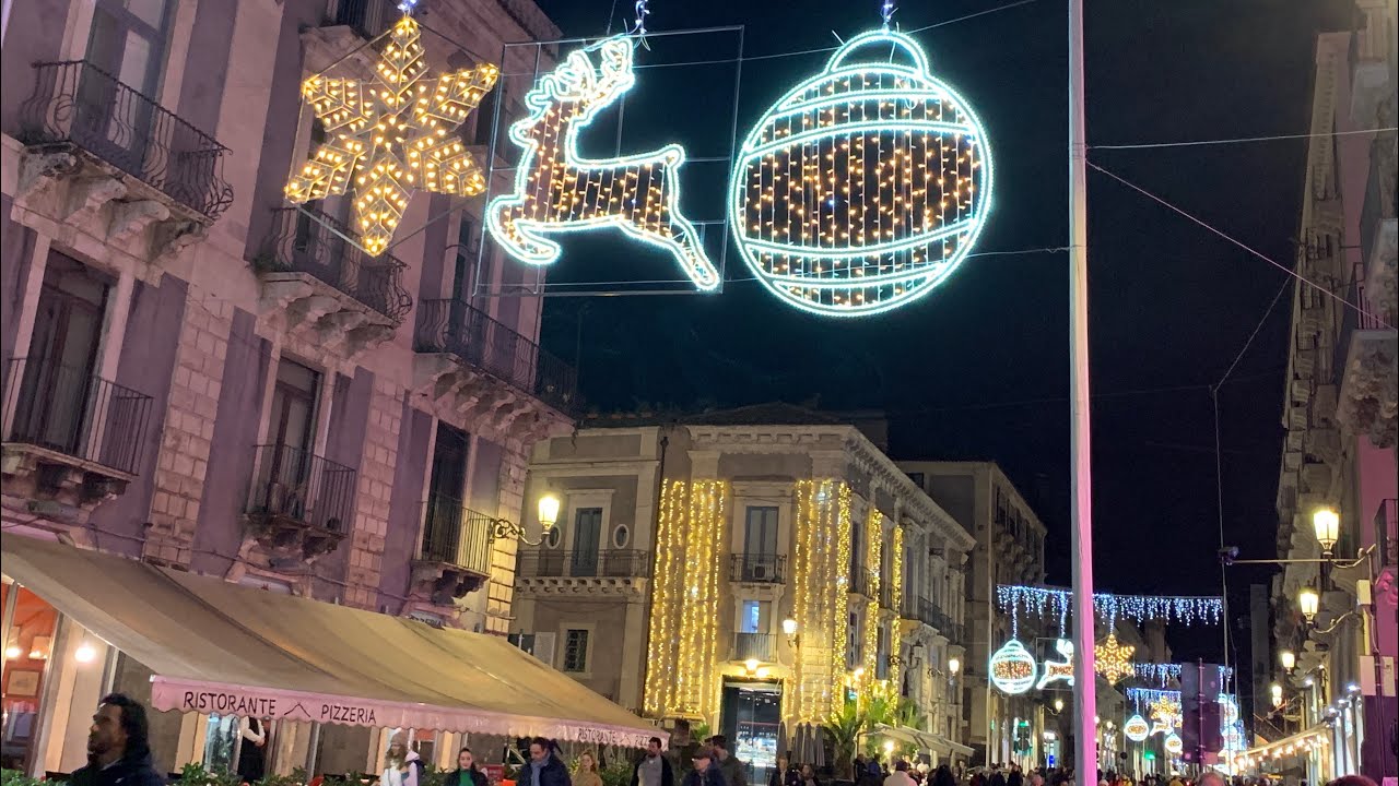 Prime luci natalizie a Catania: le luminarie di Via Etnea e l’albero di ...