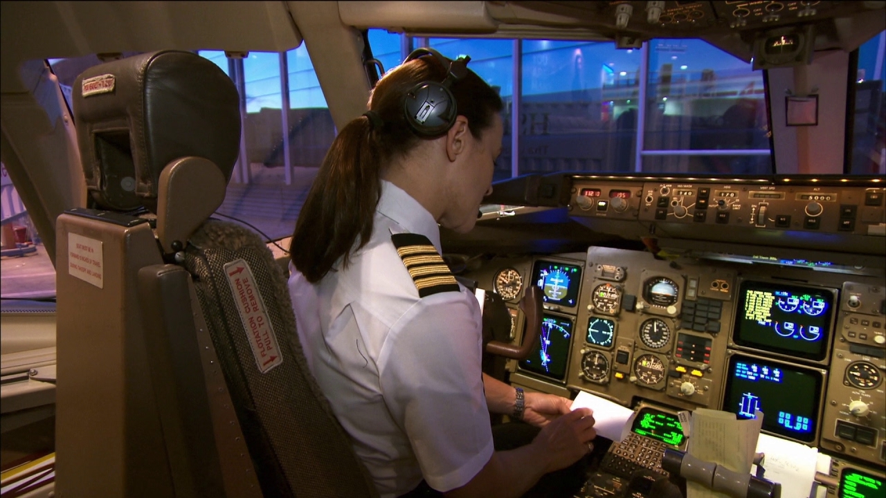 Qantas 767 Cockpit - Sydney Airport - YouTube