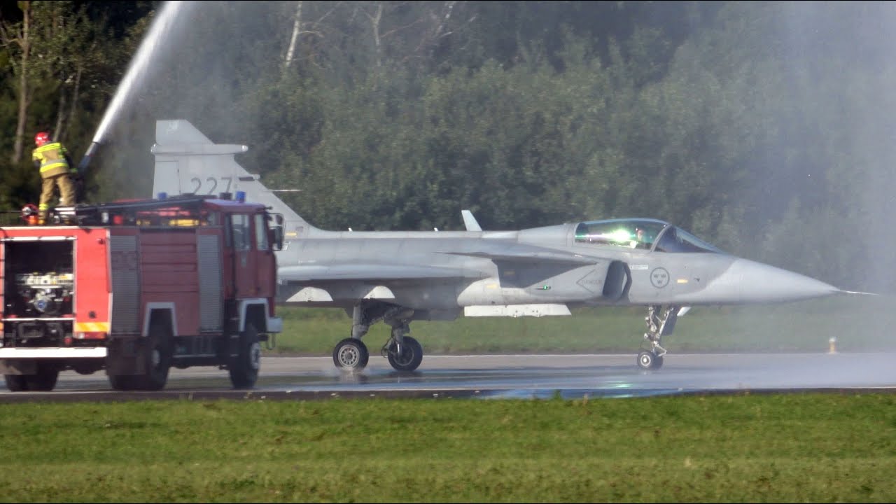 4Kᵁᴴᴰ Swedish Air Force Pilot Maj. Peter Fällén flies his last Display ...