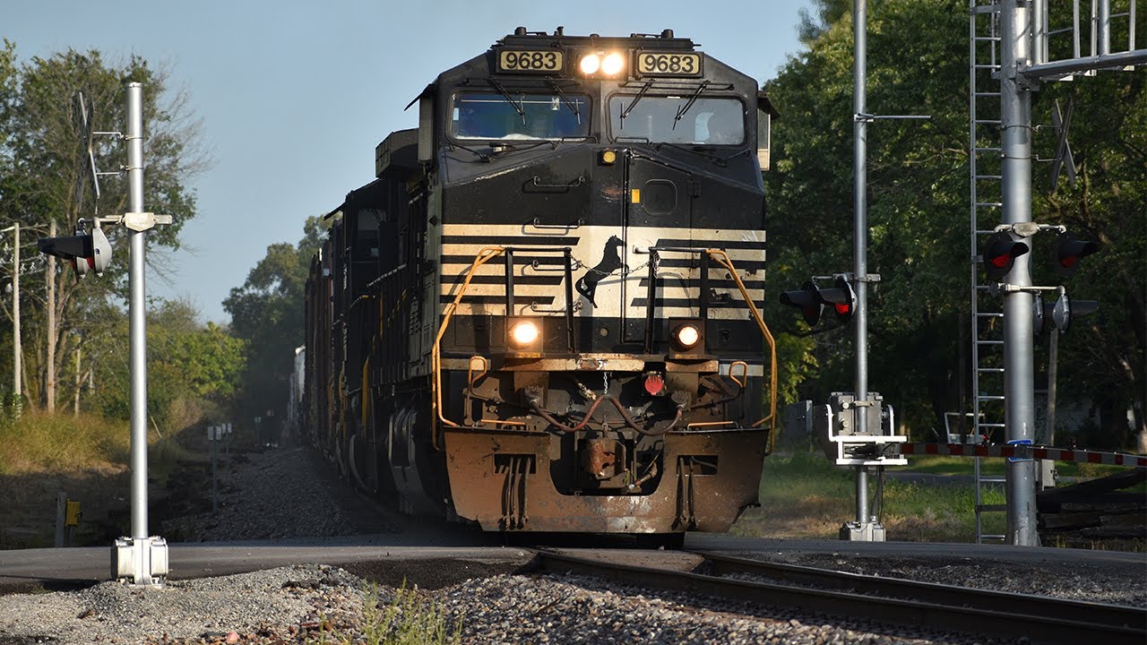 9/24/2021 - NS 168 and BNSF LCHI6561 at Centralia, IL - YouTube