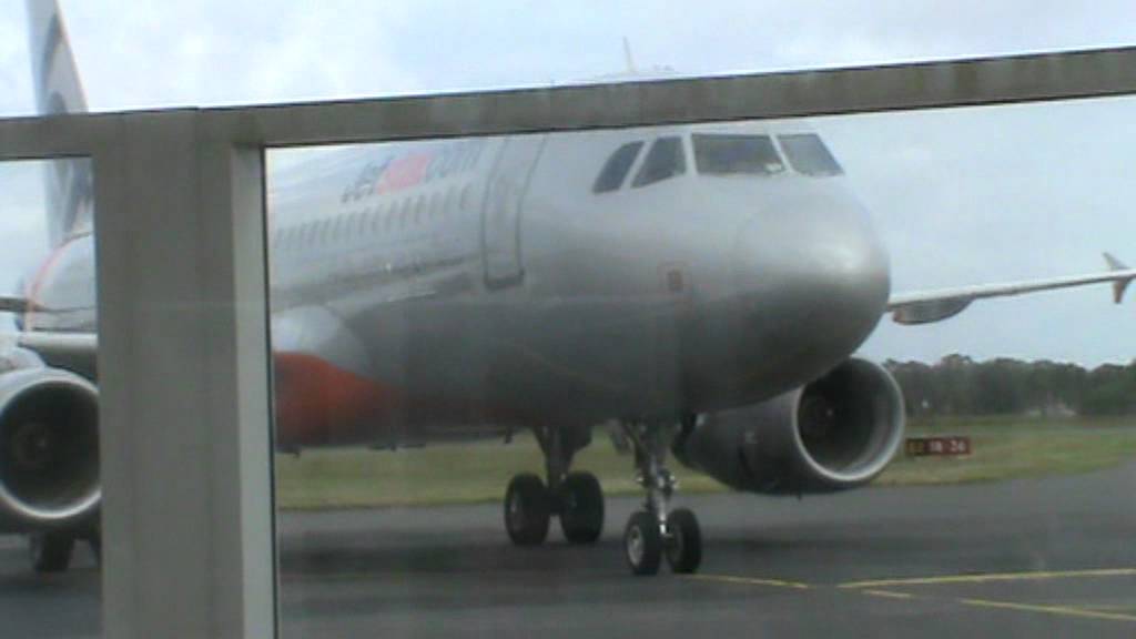 Jetstar Airbus A320 taxiing - YouTube