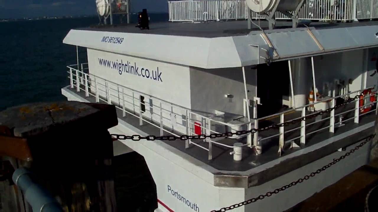 'Wight Ryder II' departing from Ryde Pier Head - YouTube