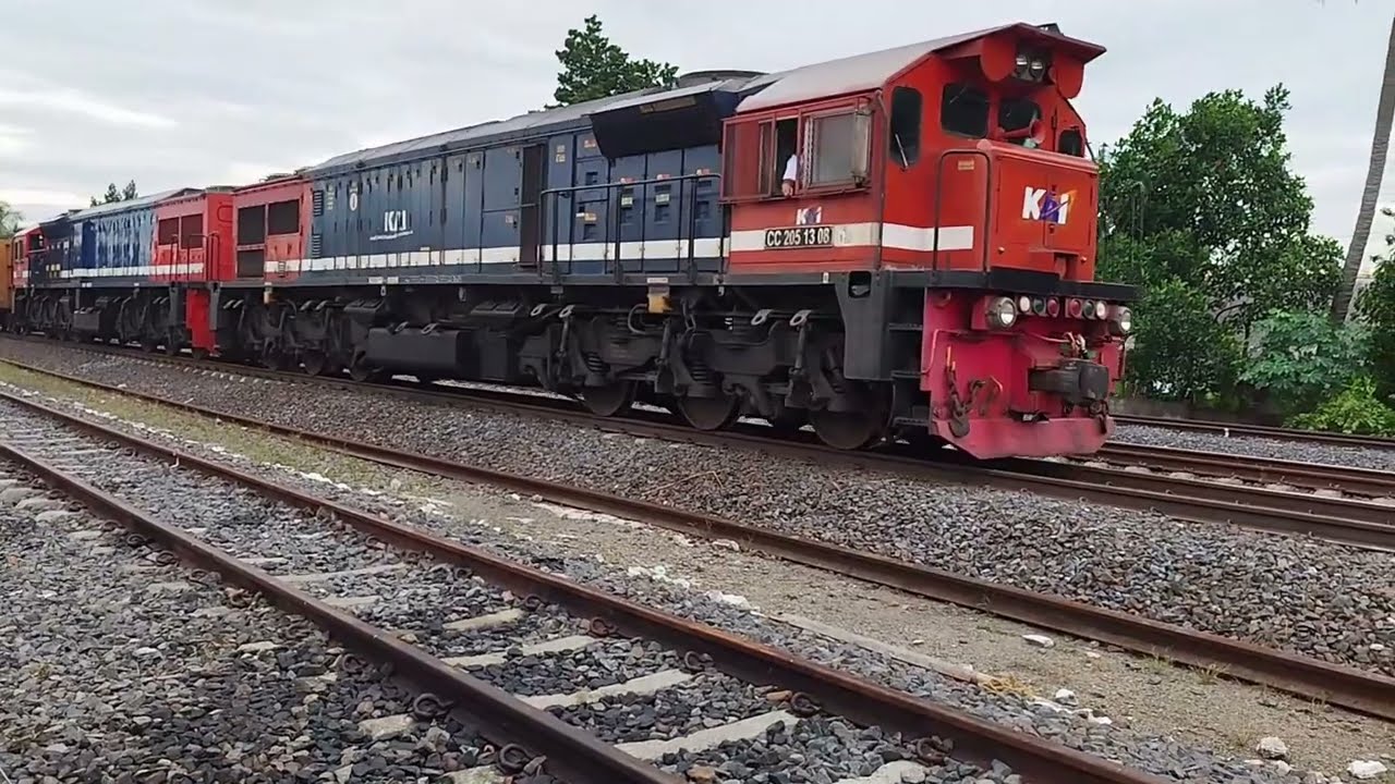 KERETA API BABARANJANG PULUHAN GERBONG DITARIK 2 LOKOMOTIF CC 205 ...