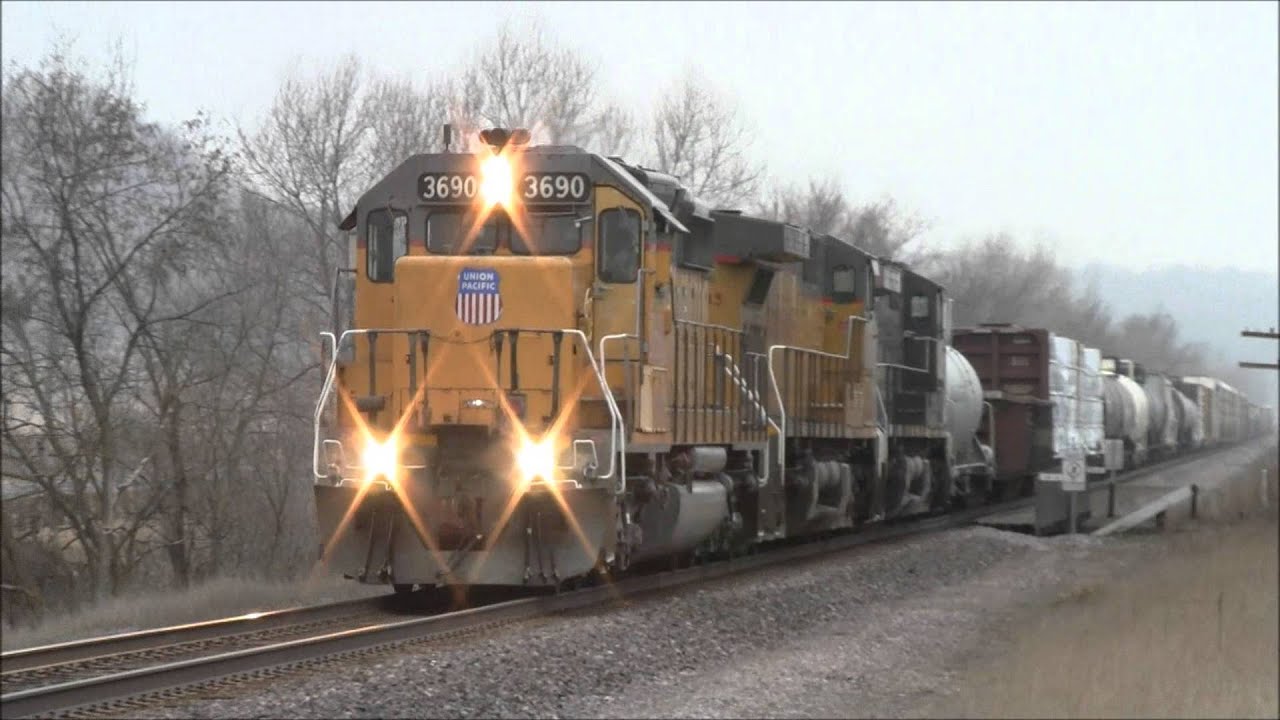 AN OLD SCHOOL SD40-2 LEADING MSSAL UP 3690 - YouTube