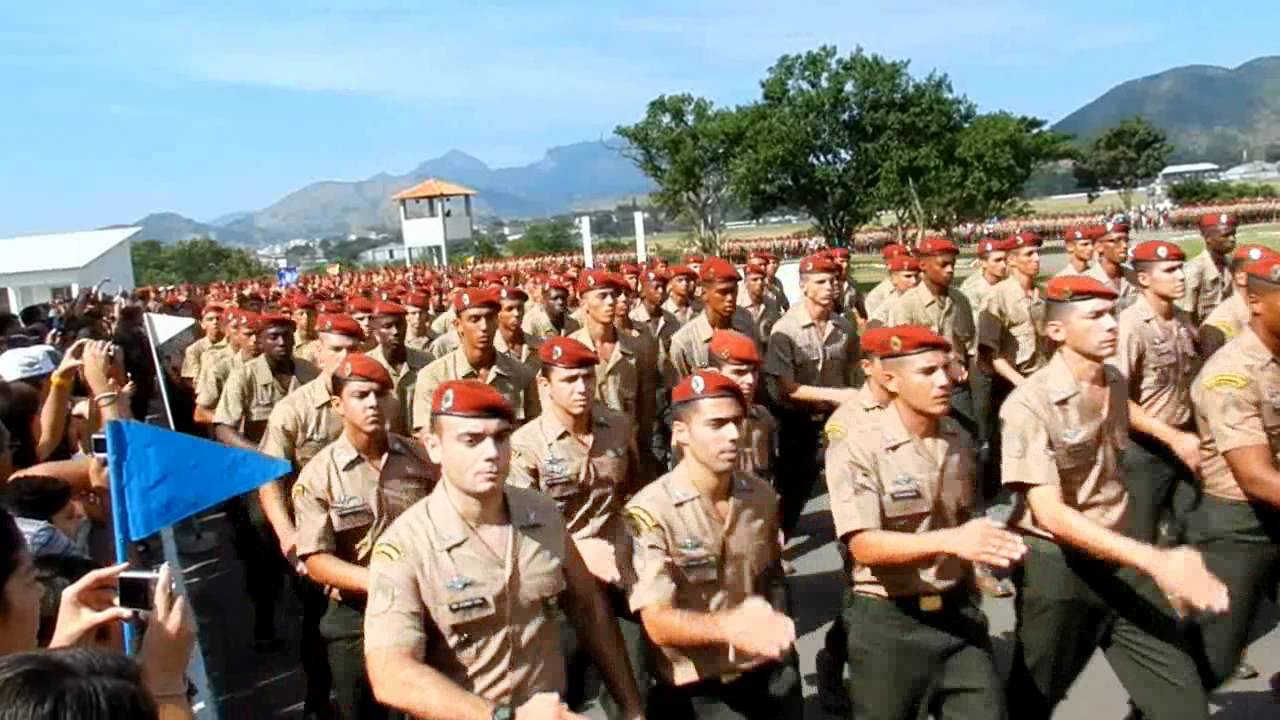 Brigada de Paraquedistas (Desfile de Formandos Pqdts - 2012) - YouTube