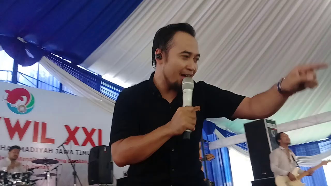 PERFORMA WIDI NUGRAHA-HELLO BAND (MUSYWIL 21 IPM JAWA TIMUR) - YouTube