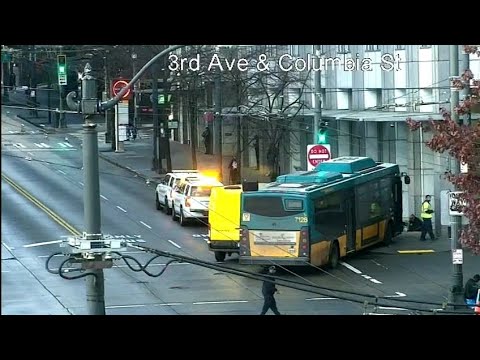 [FULL VIDEO] Seattle: Pedestrians Almost Hit By Metro Bus After Getting ...