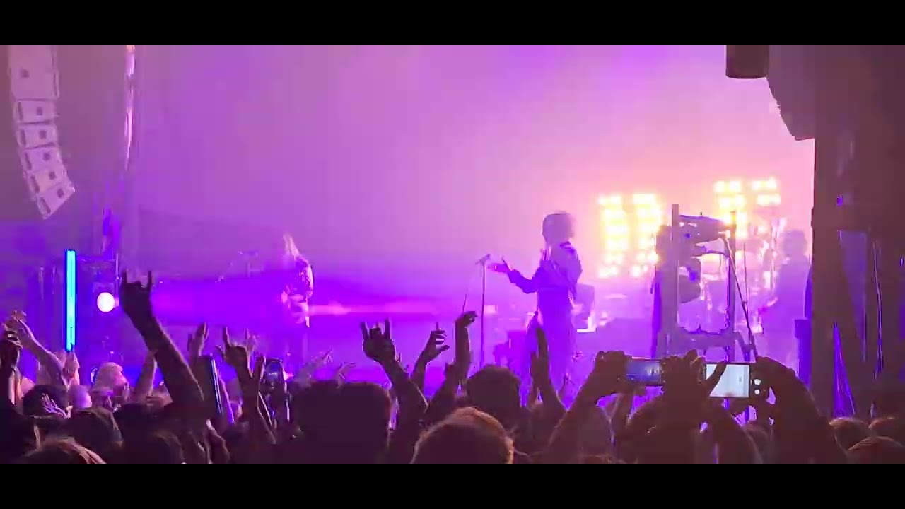 The Struts - Pretty Vicious - 11-17-23 - YouTube