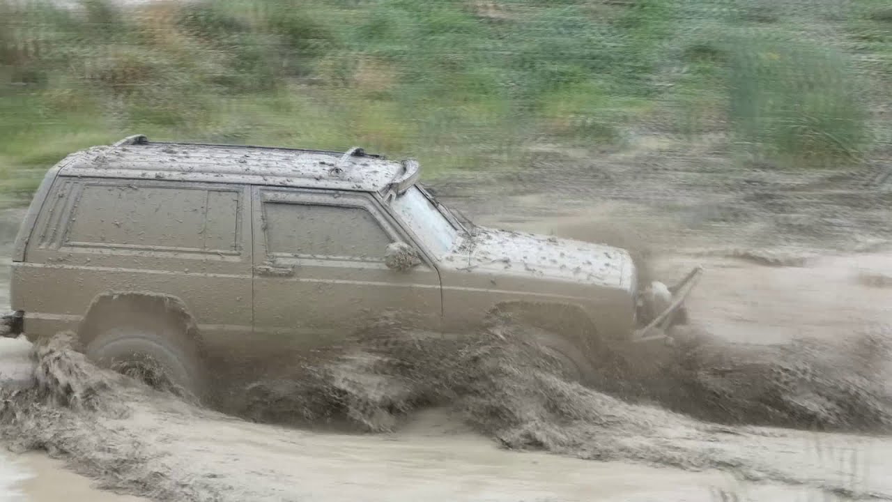Jeep Cherokee Off-Road Mudding Flying through Mud Pit Moms Mudbog - YouTube