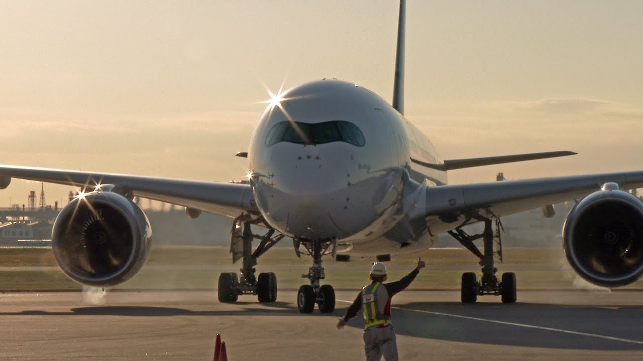 Airbus A350 XWB first landing in Japan (Long Version) - YouTube