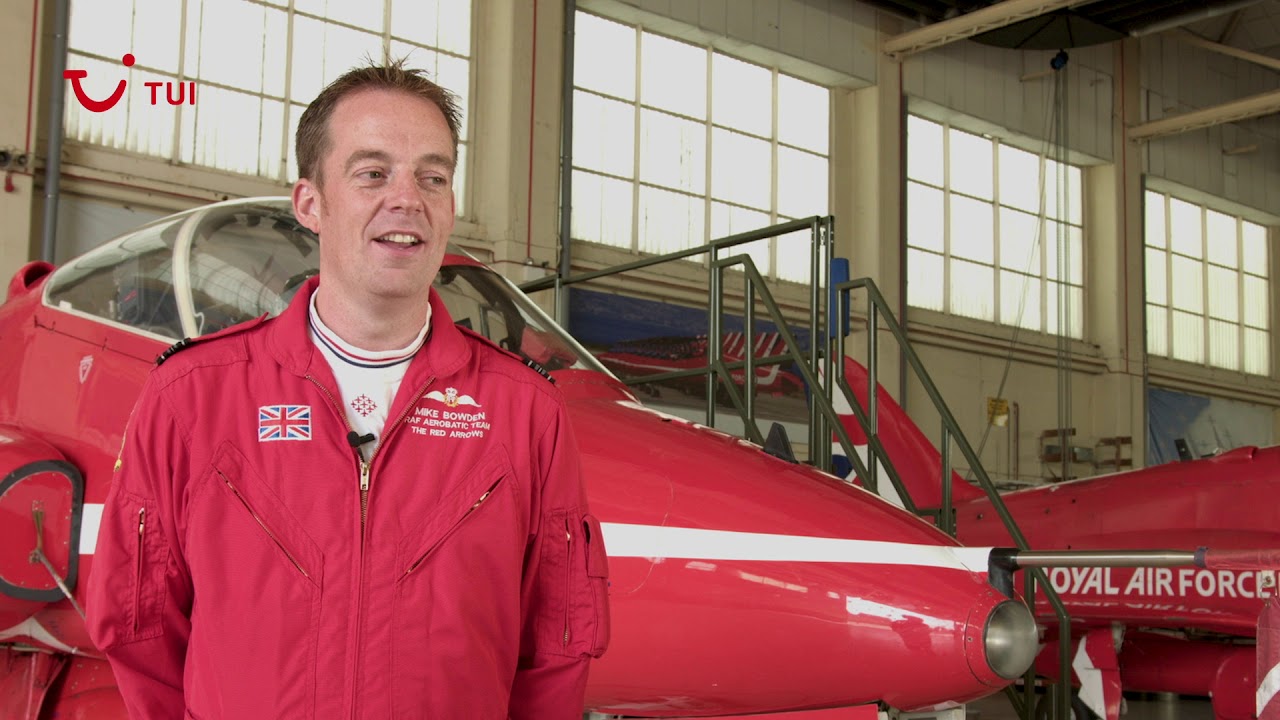 Red Arrows pilot Mike Bowden talks to TUI | TUI - YouTube