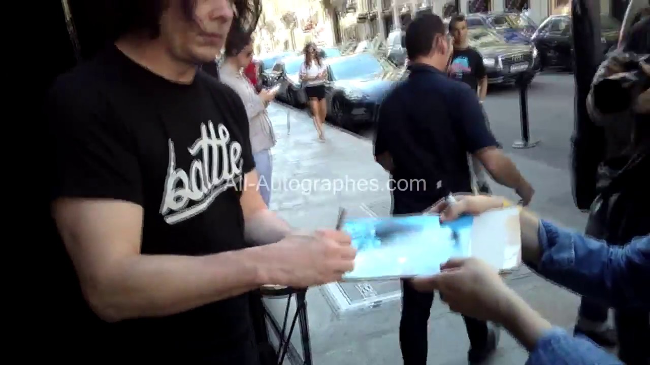 Jack White signing autographs in Paris - YouTube