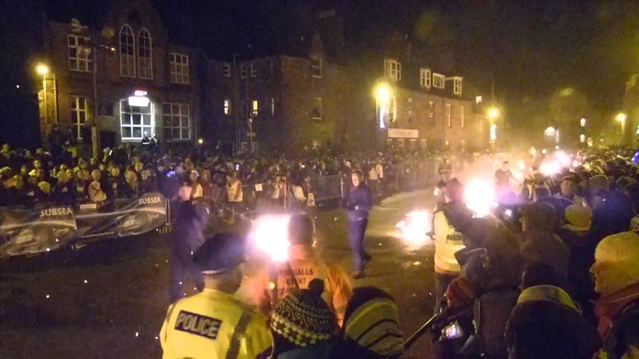 Stonehaven Fireball Parade - January 1st, 2013 - YouTube
